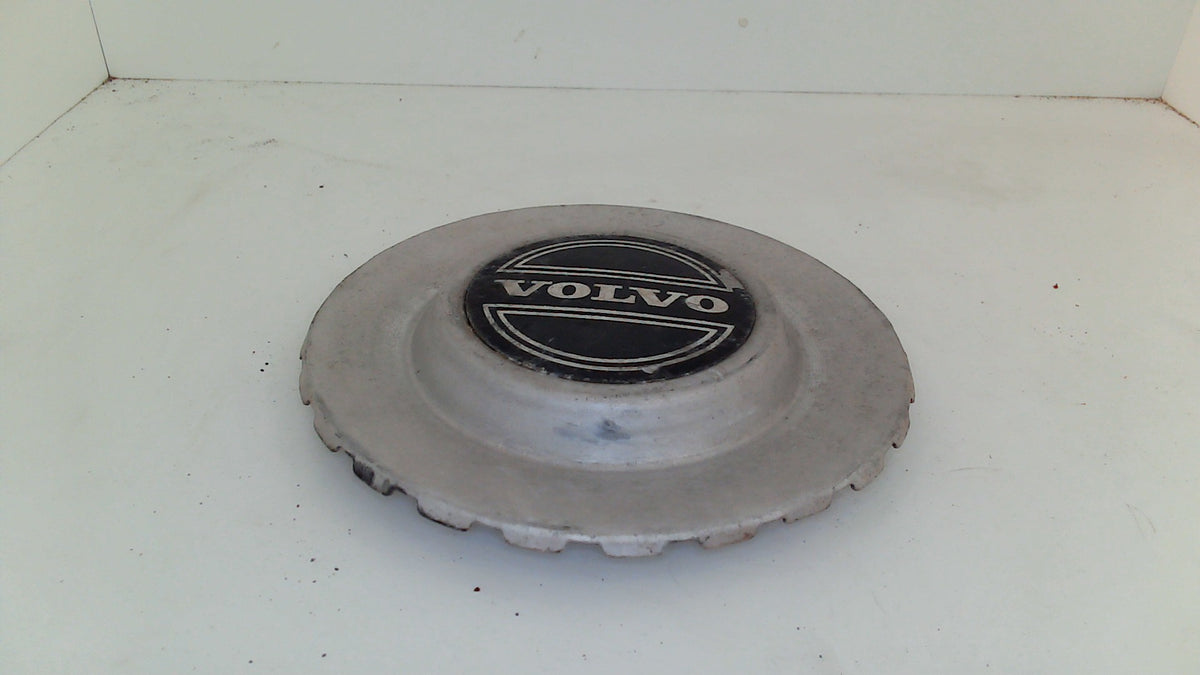 Volvo Vintage 240 w Turbine 14 Wheel Center Cap USED